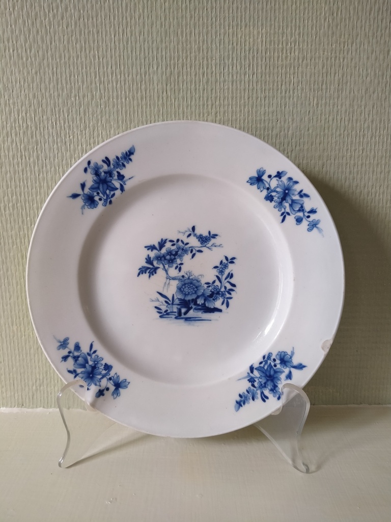 Assiette, porcelaine de Tournai, XVIIIe siècle, ronda ...